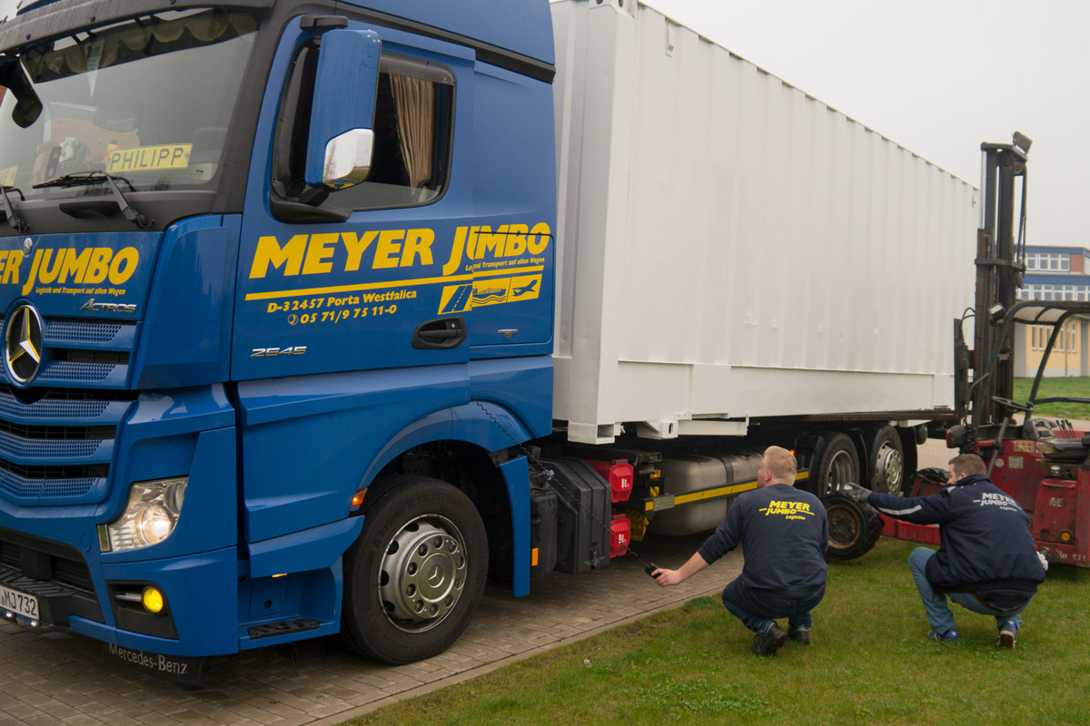„Schwere Sachspende“ für die Gesamtschule Porta - MEYER-JUMBO Logistics ...
